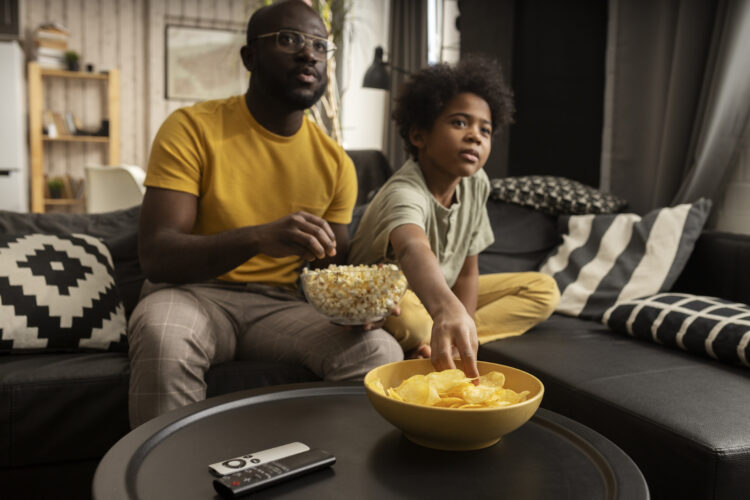 pai-e-filho-vendo-filmes-juntos | Natuclin